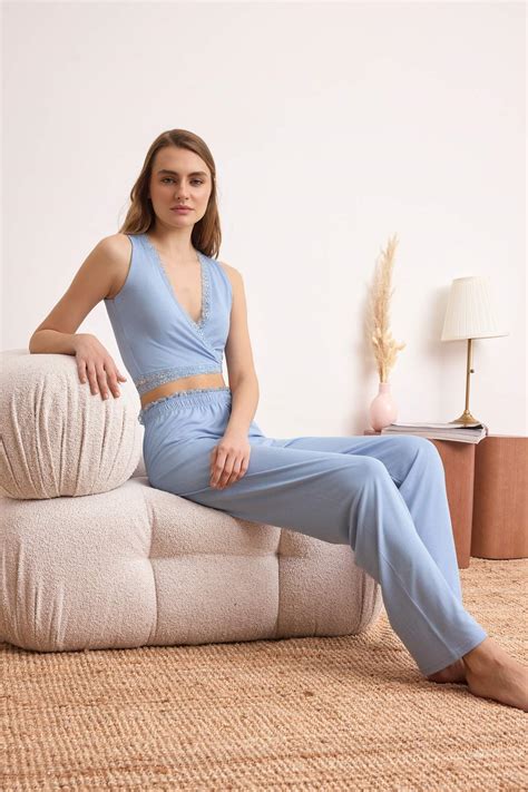 Trendyol Collection طقم بيجامة منسوجة من الفيسكوز باللون الأزرق مع