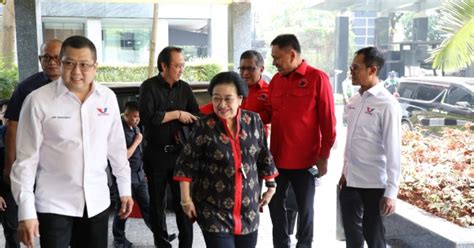 Megawati Didampingi Prananda Prabowo Hadiri Rapat Perdana Bersama Ketum Parpol Pendukung Ganjar ...
