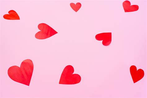 분홍색 배경에 빨간 마음 로맨틱 한 종이 컷 개념 상단 보기 파스텔 핑크 테이블 플랫 레이 구성에 아름다운 귀여운 하트 발렌타인
