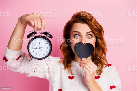 그녀의 클로즈업 초상화 그녀의 좋은 매력적인 귀여운 재미 여우 물결 모양의 소녀 들고 손 벨 시계 닫는 입 으로 검은 마음 고립