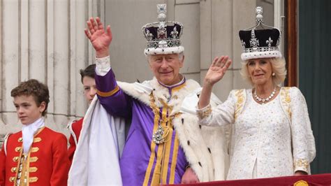 El Rey Carlos Iii Y Camila Saludan Desde El Balcón Del Palacio De