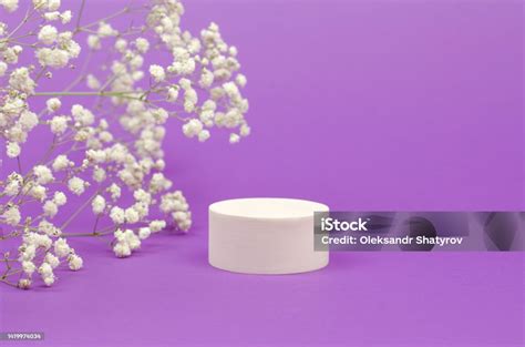 화장품 뷰티 쇼케이스 석고 필라 꽃다발이있는 보라색 배경에 화장품을 광고하기위한 흰색 둥근 연단 포장을위한 빈 스탠드 강단에 대한 스톡 사진 및 기타 이미지 Istock
