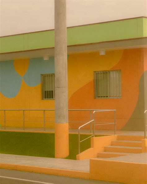 집 밖의 거리 사진 거리 예술 건물 외관 건물 외장 건축 건축 설계 계단 공공 장소 관념적인 기하학적 난간 낮 녹색 다채로운 도시 풍경 도시