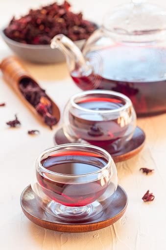유리 컵과 유리 주전자에 홍차 카르 카데 또는 히비스커스 수직 건강한 식생활에 대한 스톡 사진 및 기타 이미지 건강한 식생활