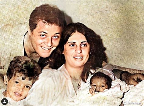 كريم محمود عبد العزيز يسترجع ذكريات الطفولة بصورة نادرة مع الأسرة