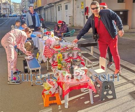 Коледа по съседски на улицата в Бургас Жителите на най веселата ул