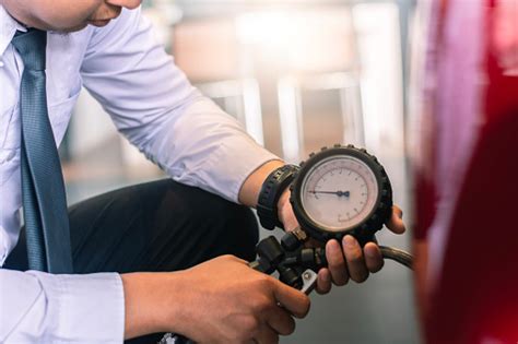 아시아 남자 자동차 검사 측정 수량 팽창 고무 타이어 자동차 자동차 자동차 이미지용 자동차 타이어 압력 측정을 위한 클로즈업 핸드 홀딩 머신 팽창 압력 게이지 검사 보기에