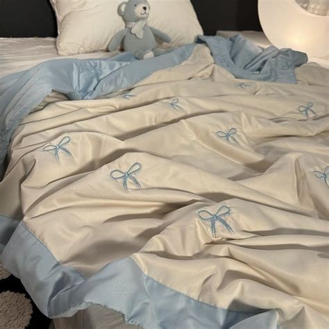 ️可水洗四季被 ️ 冰絲刺繡涼被 夏涼被 刺繡蝴蝶結 涼感冰絲 可機洗 空調被 簡約午休被 夏季輕薄被子 蝦皮購物