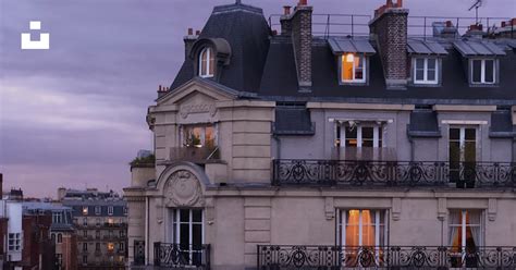 낮에는 회색 하늘 아래 베이지 색 콘크리트 건물 사진 Unsplash의 무료 파리 이미지