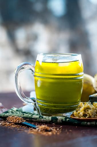 인도 아시아 유명한 망고 주스와 얼음 조각 및 커 민 가루 설탕 소금과 검은 어두운 고딕 색상에서 투명 유리에 Aam 판 나 닫습니다 0명에 대한 스톡 사진 및 기타 이미지