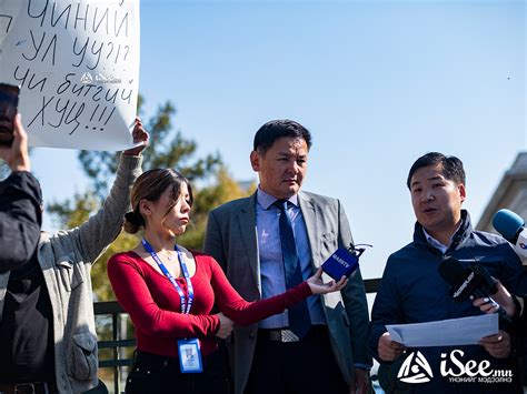 ФОТО Д Сарангэрэлийг сайдын албан тушаалаас нь огцруулах ыг шаардан иргэд Төрийн ордны гадна