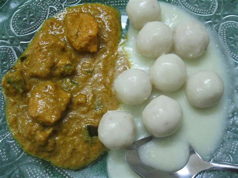 Pidiyum Kozhiyum Rice Dumplings Cooked In Coconut Milk And Chicken Curry