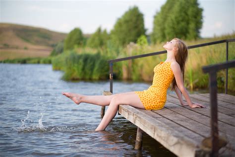 배경 화면 여자들 모델 초상화 옥외 맨발 물 피사계 심도 노란 드레스 좌석 윤곽 닫힌 눈 다리 야외 여성 1800x1200 T1meless