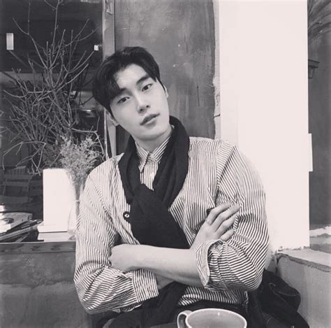 모델 어깨깡패는 이 남자를 빼고 논할 수가 없음 실물로 보면 기럭지와 어깨에 놀란다고 💞