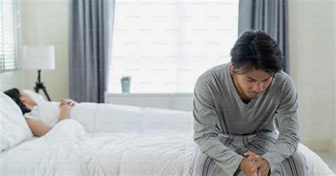 아시아 청년은 갈등 가정 문제를 가진 화난 여자 친구를 느낀다 갓 결혼한 남녀는 침실에서 침대에 앉아 다툼 갈등으로 가슴이 아픕니다 가족 문제 분리 개념 사진