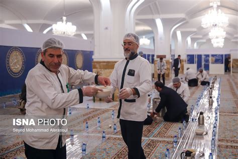 آخرین خبر عکس ضیافت افطاری در حرم مطهر رضوی