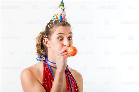 Фотография на тему Женщина празднует день рождения и надувает воздушный