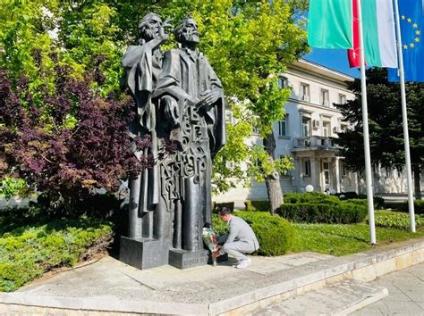 Кметът на Враца поднесе цветя пред паметника на Светите братя Кирил и