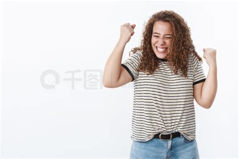 可爱高清图片有吸引力的凯旋胖乎乎的可爱女孩闭上眼睛微笑高兴地举起握紧的拳头举起天空胜利庆祝手势实现目标收到最好的消息，好结果人像图片免费下载格式编号51223147 千图网