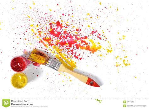 Кисть с красной и желтой гуашью распыляет близко на белом холсте в взгляд сверху Стоковое