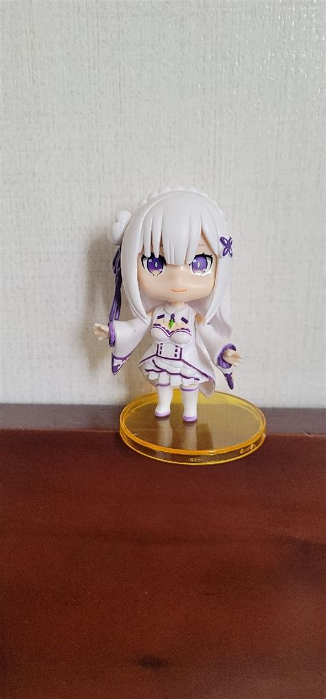 Re 제로부터 시작하는 이세계 생활의 에밀리아의 2등신 피규어이다 구매한지는 몇달 안됐고 국전에 자주가는 바구니로 애니굿즈 파는집에서 샀다 아마도 박스가챠 였을거라