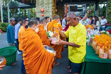 ร่วมทำบุญตักบาตรเนื่องในโอกาส วันขึ้นปีใหม่ 2566 พระสงฆ์จำนวน 19 รูป