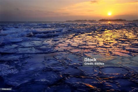 일출과 얼어 붙은 바다 아침 시간에 호수와 아름다운 겨울 풍경 0명에 대한 스톡 사진 및 기타 이미지 0명 12월 1월 Istock
