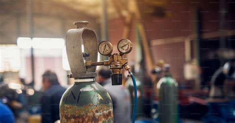 용접 장비의 초점 보기를 닫습니다 산업용 직물 작업장의 게이지 레귤레이터 압력계가 있는 아세틸렌 가스 실린더 탱크 사진 Unsplash의 계기 이미지