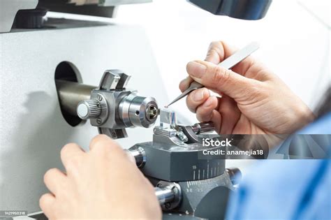 투과 전자 현미경 그리드에 샘플을 배치하는 여성 과학자의 근접 촬영 Stem 주제에 대한 스톡 사진 및 기타 이미지 Stem