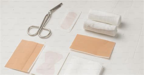 가위와 종이 몇 장 사진 Unsplash의 붕대 이미지