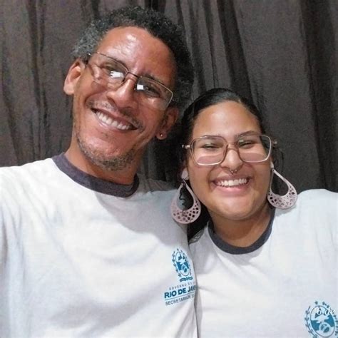 Formatura Em Família Pai E Filha Completam Os Estudos Em Escola