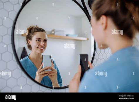 Selfie am spiegel machen Fotos und Bildmaterial in hoher Auflösung
