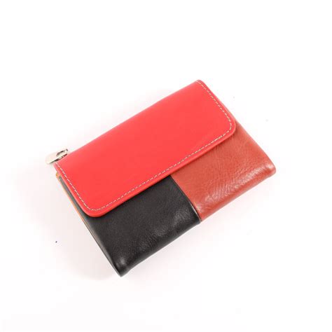 Дамски портмонета Луксозно дамско портмоне от естествена кожа малко и компактно с комбинация