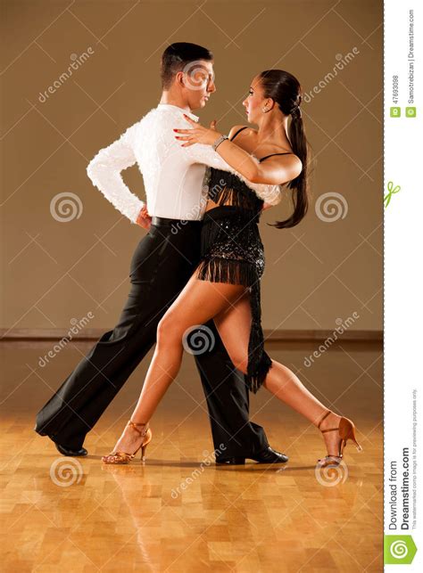 Couples Latins De Danse Dans Laction Samba Sauvage De Danse Photo