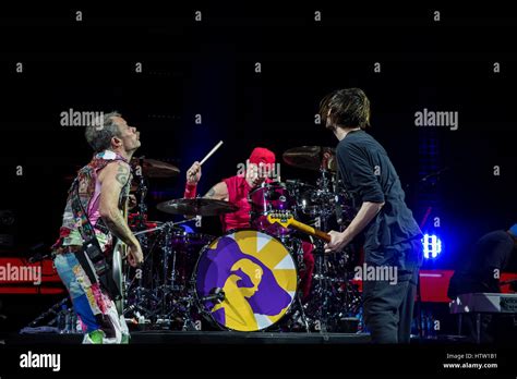 Red Hot Chili Peppers Führen Auf The Getaway World Tour Im Air Canada