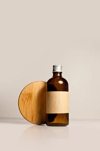 크래프트 종이 라벨이 있는 화장품 짙은 호박색 유리병 1개 미니멀리즘 브랜드 포장 모형 0명에 대한 스톡 사진 및 기타 이미지 0명 깨끗한 단일 이미지 Istock