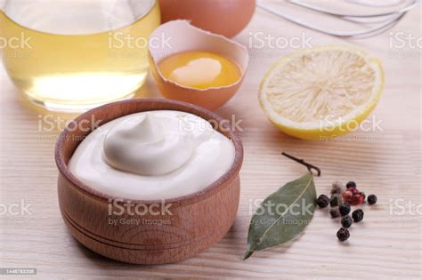 나무 그릇에 담긴 마요네즈와 천연 나무 배경에 마요네즈를 만들기 위한 재료 화이트 소스 0명에 대한 스톡 사진 및 기타 이미지