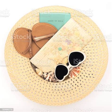 여행 용품 플립 플롭 샌들 선글라스 노트북 껍질이 달린 봉투는 흰색 배경에 밀짚 모자를 쓰고 있습니다 플랫 레이 스타일 여행
