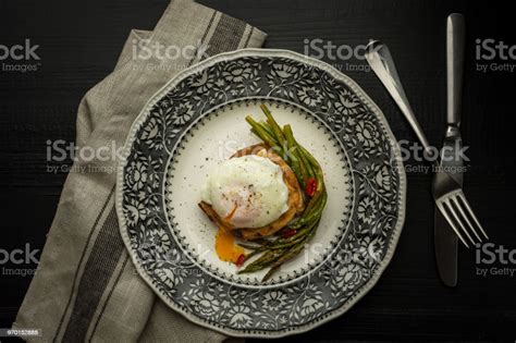 란 그린 아스파라거스 칠리 페 퍼와 구운된 빵 건강 한 아침 식사 개념입니다 건강한 생활방식에 대한 스톡 사진 및 기타 이미지