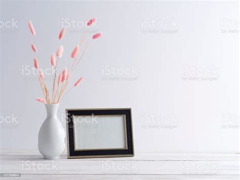 흰색 테이블에 꽃병에 분홍색 토끼 꼬리 잔디와 검은 프레임 조롱 빈 프레임 모형 0명에 대한 스톡 사진 및 기타 이미지 0명