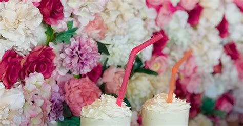 꽃 꽃 벽 꽃무늬 달콤한 음료 대리석 테이블 대리석 표면 데이지 두 잔 두 잔의 음료 밀크셰이크 배경을 흐리게 분홍색 꽃 분홍색 빨대 분홍색 장미