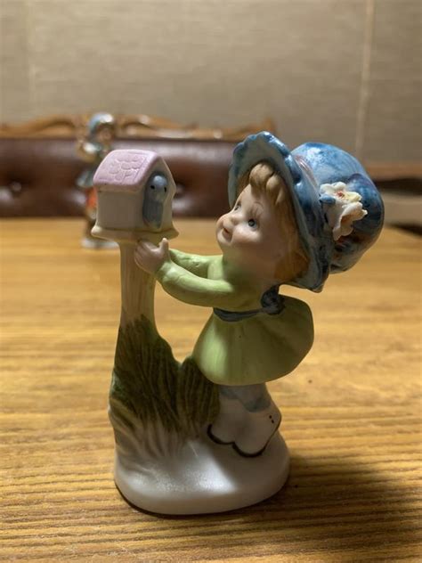 Фарфорова статуетка дівчинка із годівничкою — ціна 499 грн у каталозі Статуетки Купити товари