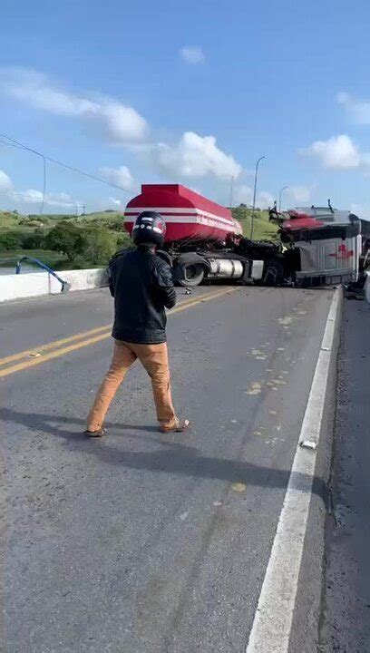 Vídeo Acidente Entre Duas Carretas Deixa Trânsito Lento Em Satuba