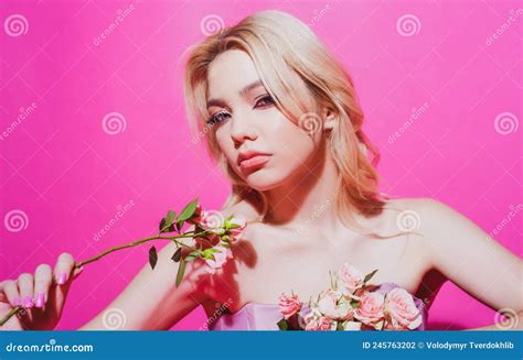 Hermoso Modelo Sensual De Moda Mujer Sexy Posando En El Estudio Foto De Archivo Imagen De