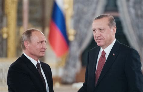 Путин поздравил Эрдогана с успешным проведением референдума