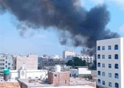 عدن اندلاع حريق في مخيم للنازحين والمهاجرين الأفارقة في خور مكسر