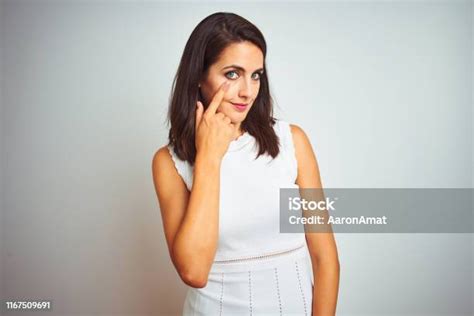 Wanita Cantik Muda Mengenakan Gaun Berdiri Di Atas Latar Belakang