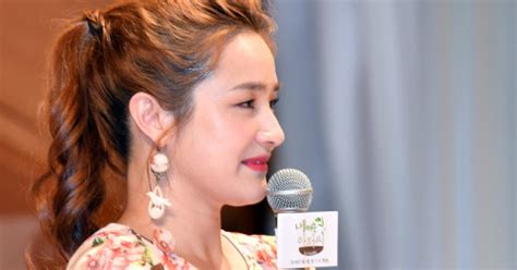 나물 캐는 남자 사회보는 김보민 아나운서 포토