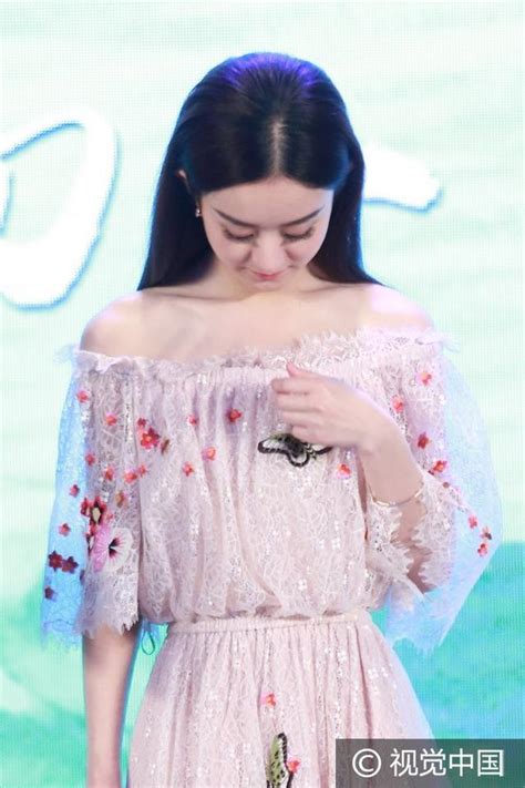 趙麗穎甜美抹胸裙秀香肩拉衣領自賞美胸 鞋碼過大下台獲專人攙扶 每日頭條