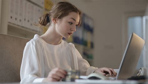 18 Bookkeeper Interview Questions With Sample Answers [2023]